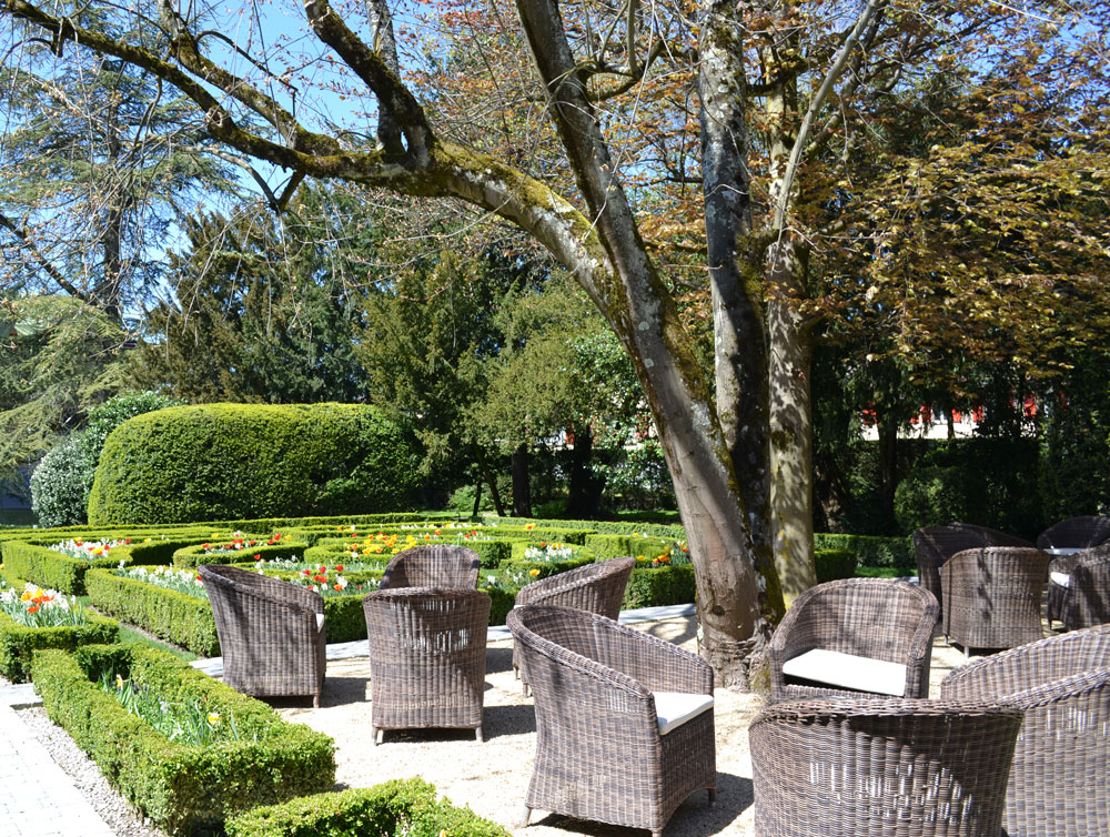 Cellar bar in Morges, offering aperitifs and wine tastings